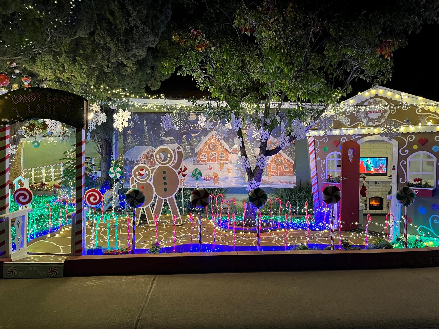 The Merck Family Christmas Home – California Christmas Lights